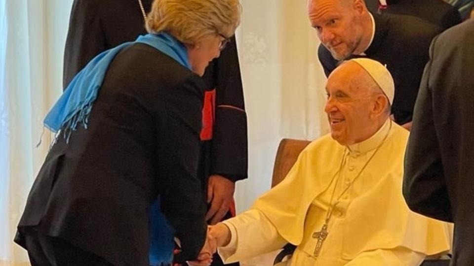 Former ICN President Annette Kennedy meets Pope Francis in the Vatican ...