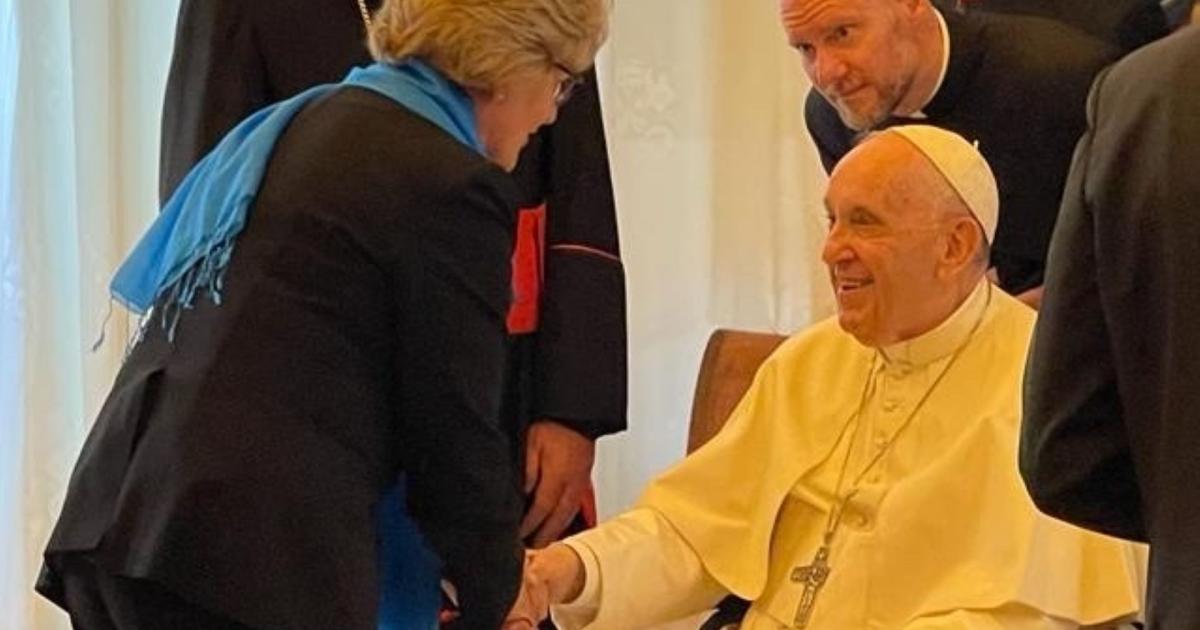 Former ICN President Annette Kennedy meets Pope Francis in the Vatican ...